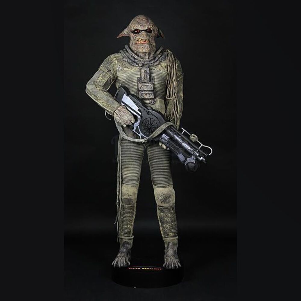 THE FIFTH ELEMENT (1997) - Complete Mangalore Creature Costume & Rifle
