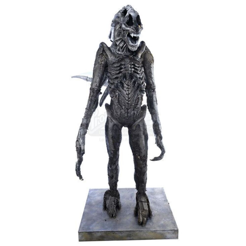 Lot #42 - AVP: ALIEN VS. PREDATOR (2004) / AVPR: ALIENS VS. PREDATOR ...