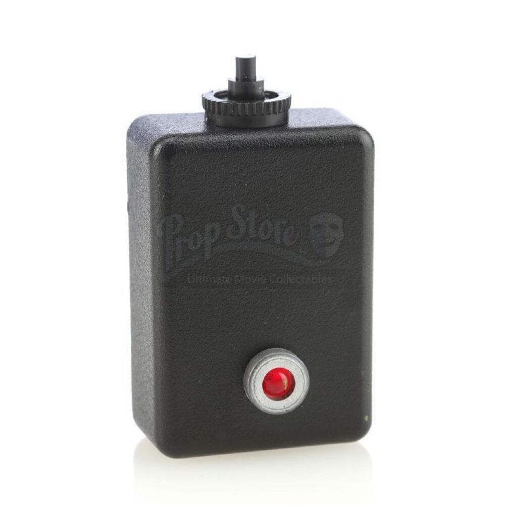 Lot # 37: MARVEL'S JESSICA JONES (TV SERIES) - Kilgrave's Light-Up Tracker