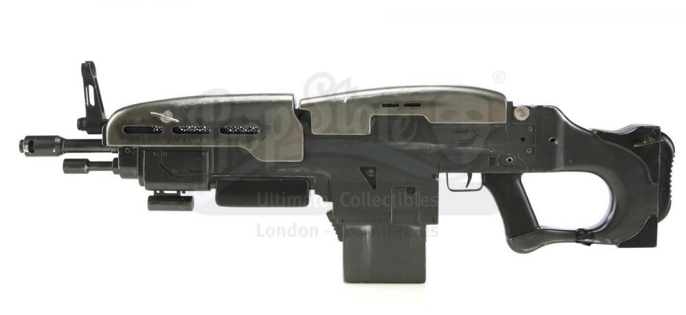 Lot #411 - JUDGE DREDD (1995) - Block War Rifle