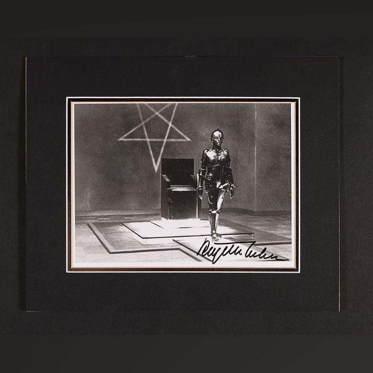 Lot #285 - METROPOLIS (1927) - Brigitte Helm Autographed Photograph
