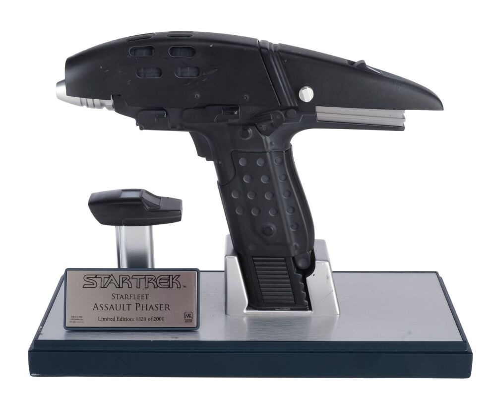 Lot #493: Master Replicas Starfleet Type 2 Assault Phaser Replica ...